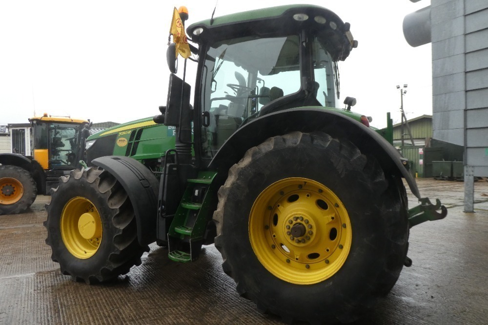 John Deere 7250R tractor, 50kph Autopowr gearbox, air brakes, front ...