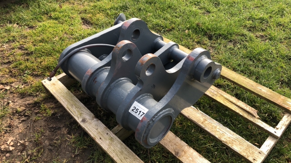 Compact tool carrier headstock with hydraulic locking pins to fit JCB ...