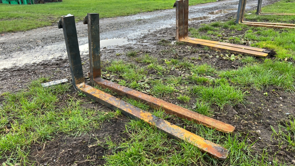Pair of forklift tines | York Machinery Sale (hedgers, buckets ...
