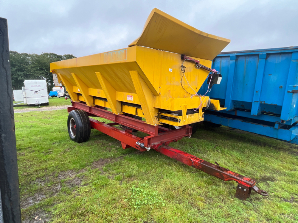 Telstar stainless steel gritter body with hydraulic driven belt ...