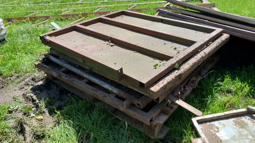 5 x metal pig pen doors | York Machinery Sale (hedgers, buckets ...