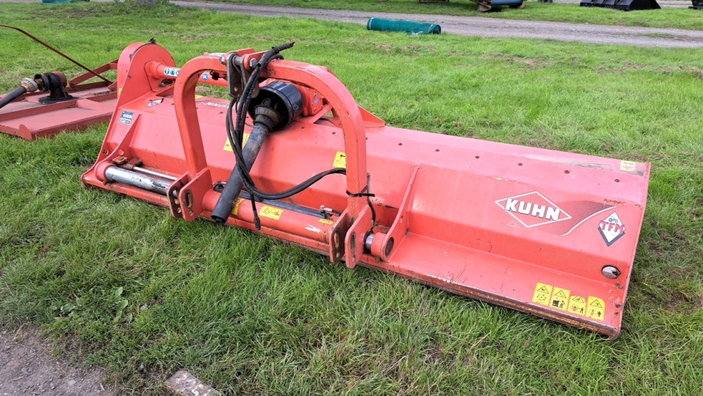 2013 Kuhn VKM 280 topper, side shift, new flails, good belts, c/w PTO ...