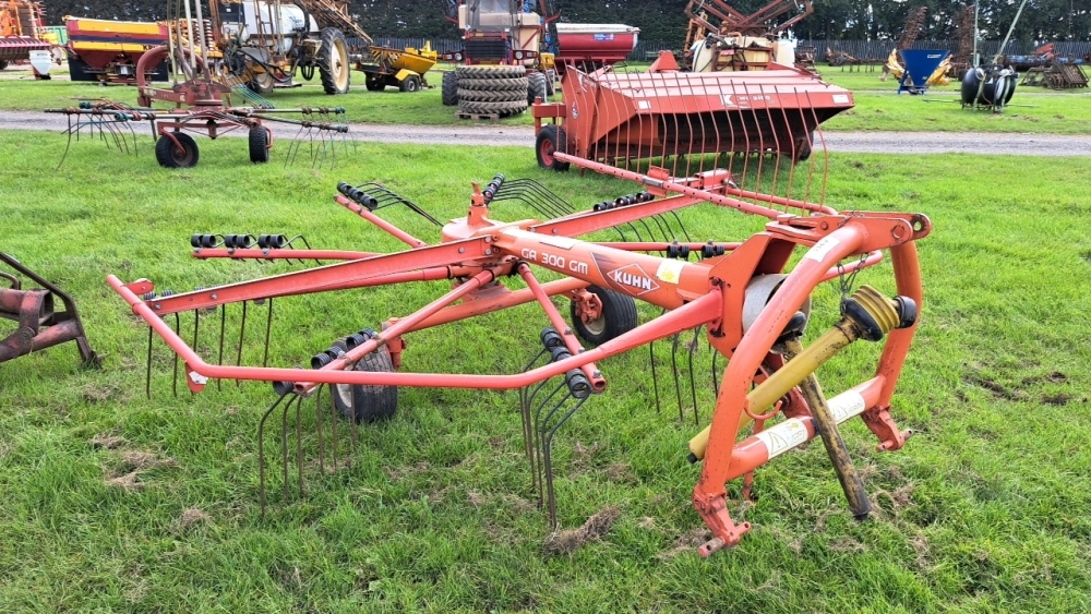 Kuhn GA 300 GM single rotor rake | York Machinery Sale (Machinery ...