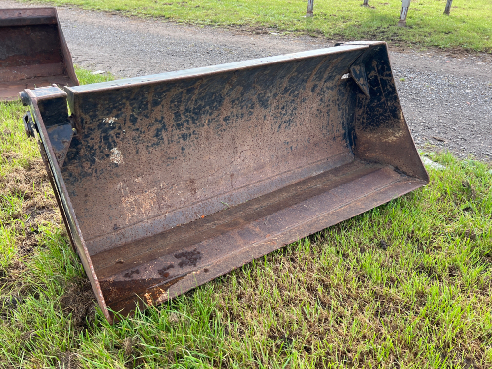 Lewis 4-in-1 tractor loader bucket | York Machinery Sale (hedgers ...